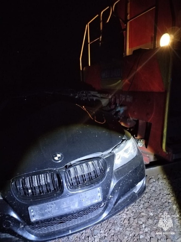 Локомотив и легковой автомобиль столкнулись в Знаменском округе ...